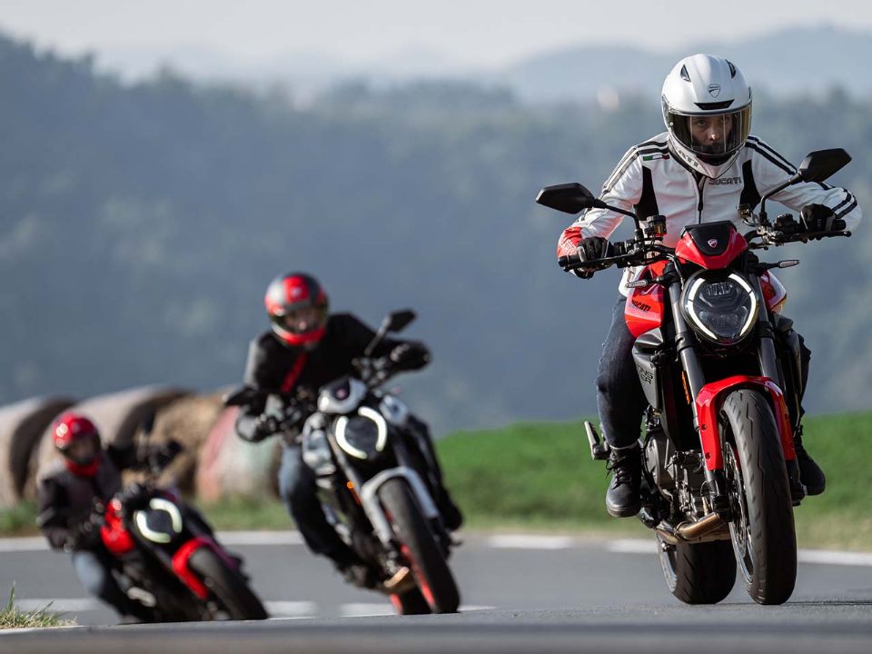 Ducati Monster 2026 é lançada e estreia motor V-twin de 890 cc - MOTOO